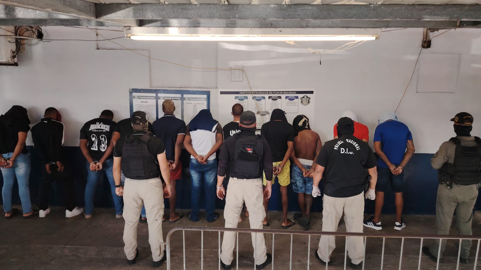 POLICÍA SE TOMA VILLA DEL CARIBE Y ALTOS DE LOS LAGOS EN COLÓN EN BUSCA ... POLICÍA SE TOMA VILLA DEL CARIBE Y ALTOS DE LOS LAGOS EN COLÓN EN BUSCA ...